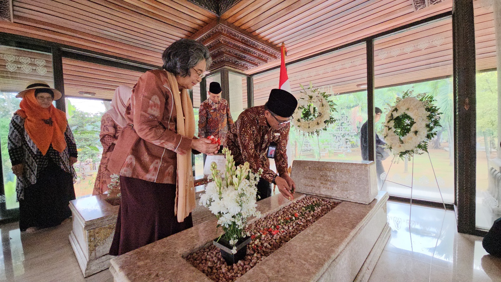 Ziarah Dan Tabur Bunga Di Makam Bung Hatta - portalika.com