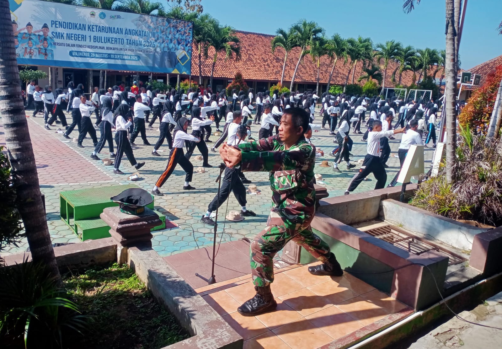 Murid SMKN 1 Bulukerto Belajar Karakter dari Tentara - portalika.com