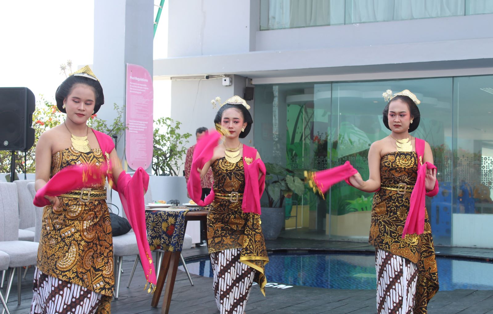 Harris Hotel Solo Gandeng UMKM Batik Gunawan Setiawan Bentangkan Kain ...