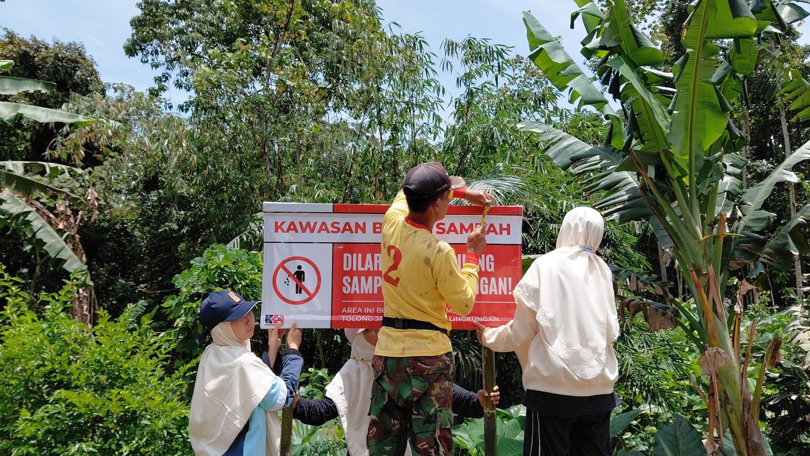 Gerakan Peduli Lingkungan: Mahasiswi KKN dan Warga Bedis Pasang Banner ...