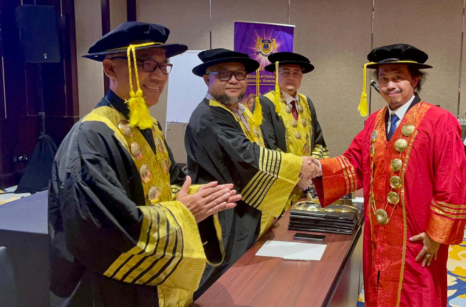 Budayawan Sufi Candra Malik Dikukuhkan Jadi Profesor Honoris Causa ...